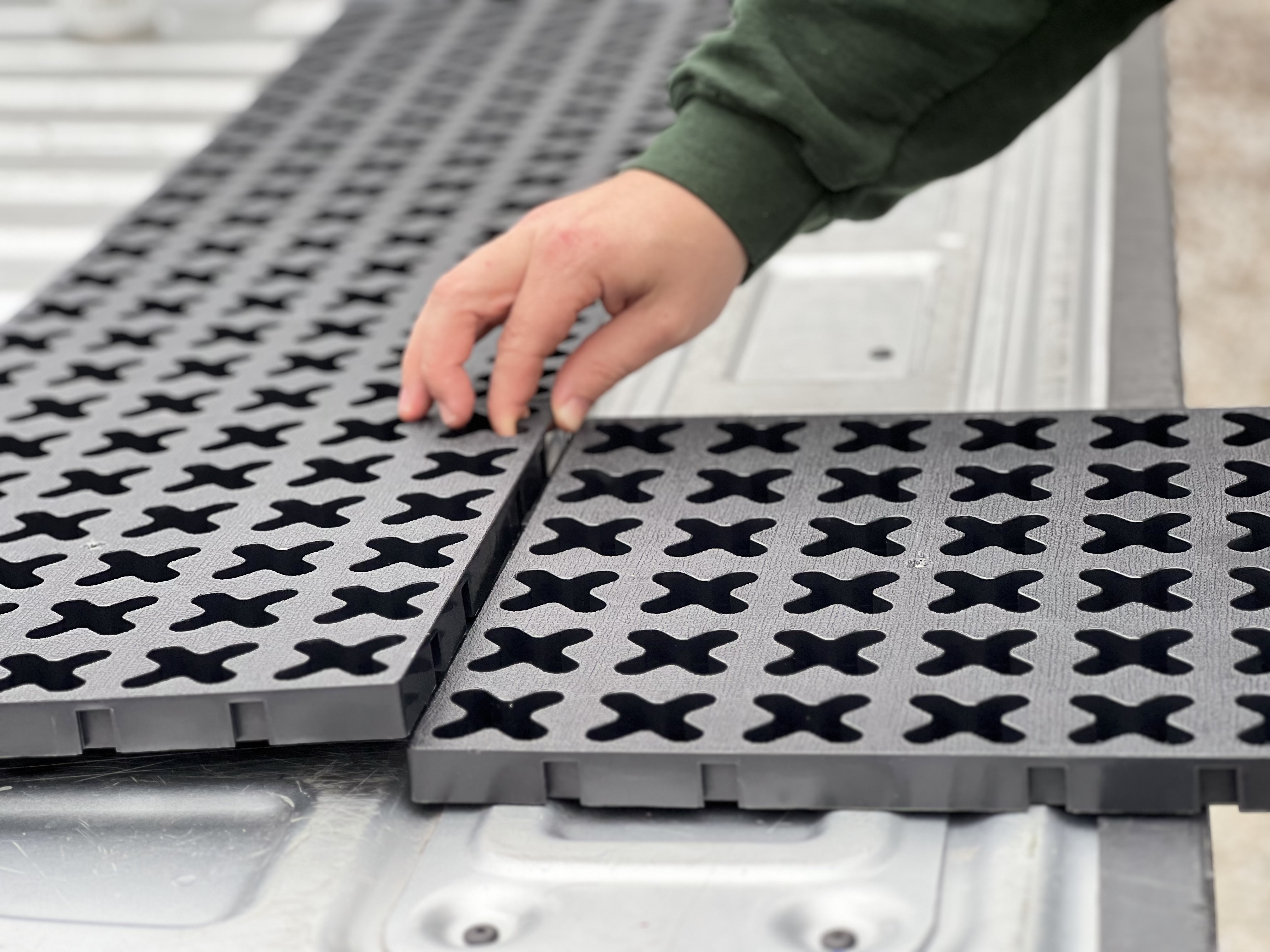 Introducing Tmat: Revolutionizing Truck Bed Organization with Grid-Based Efficiency | semashow.com